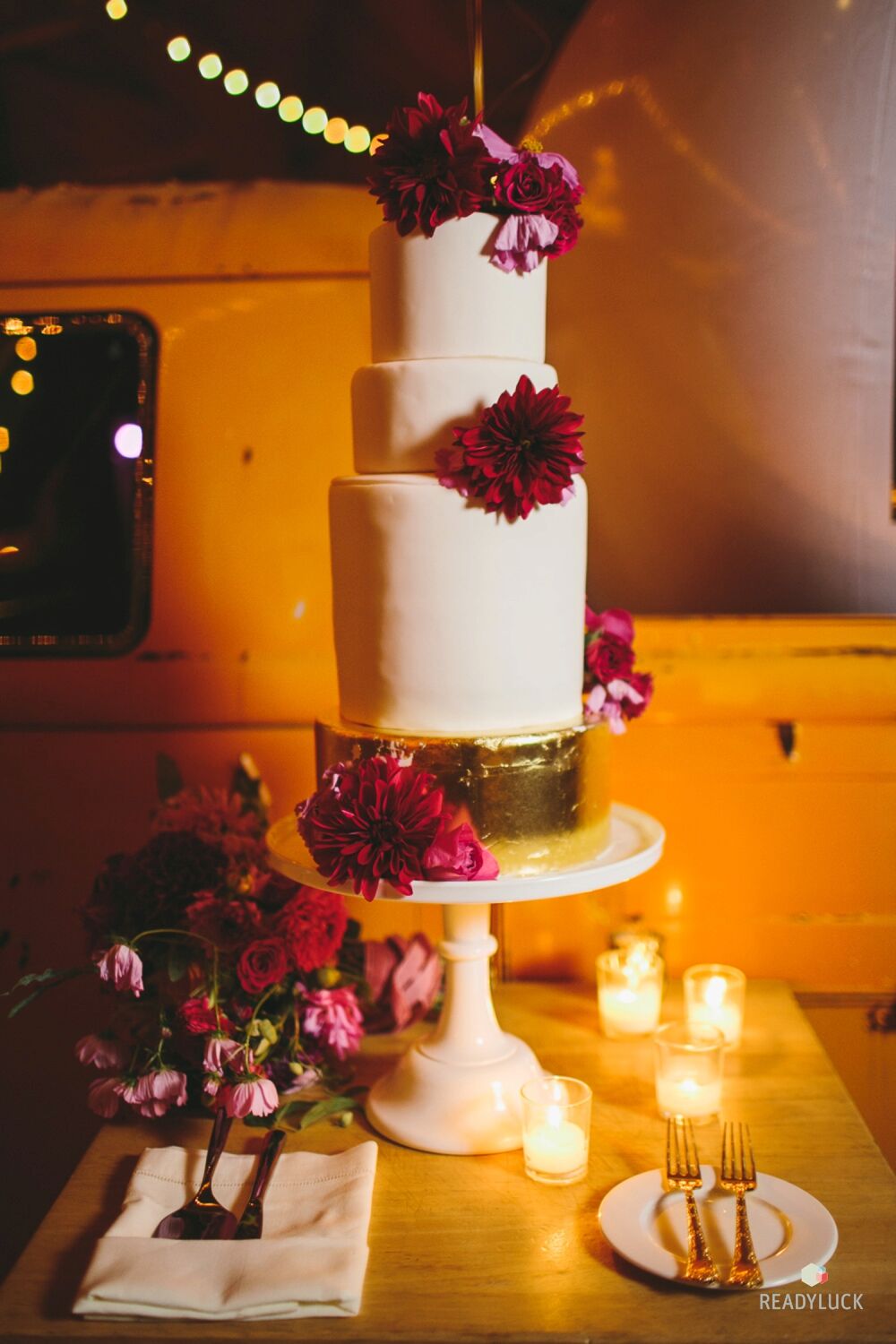 white-and-gold-wedding-cake-with-dahlias
