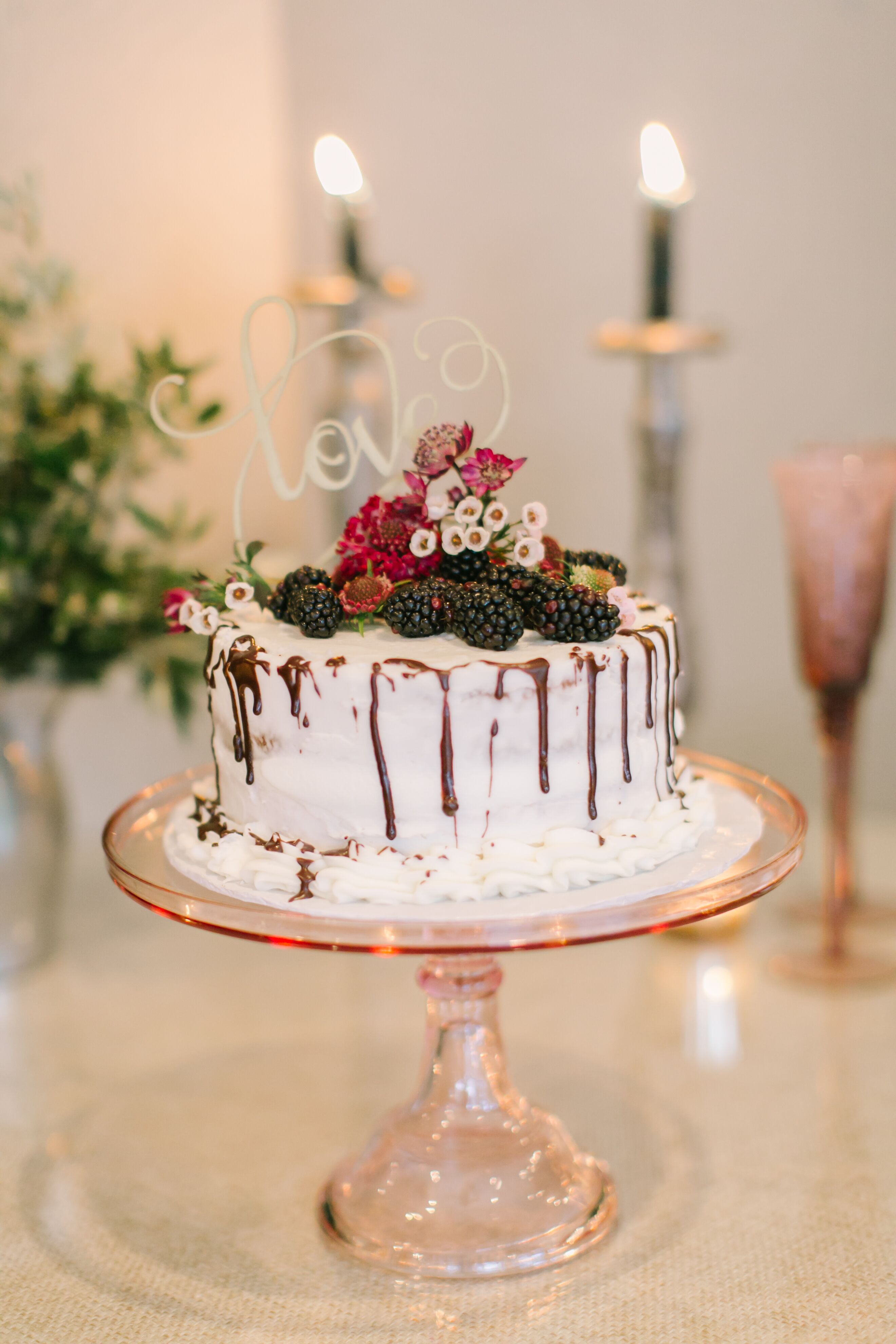 One-Tier Cutting Cake With Fresh Berries