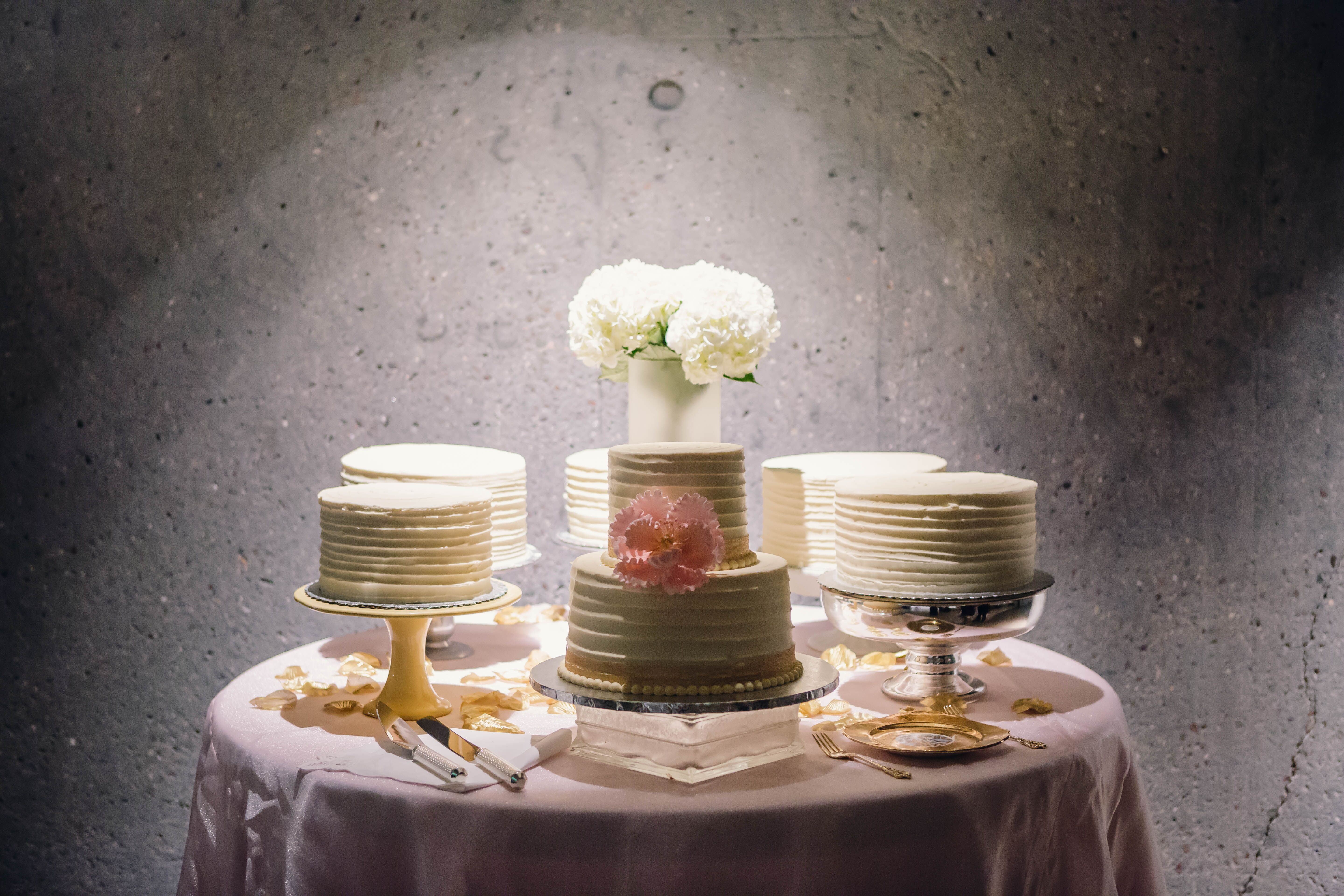White Buttercream Single Tier Cake Display