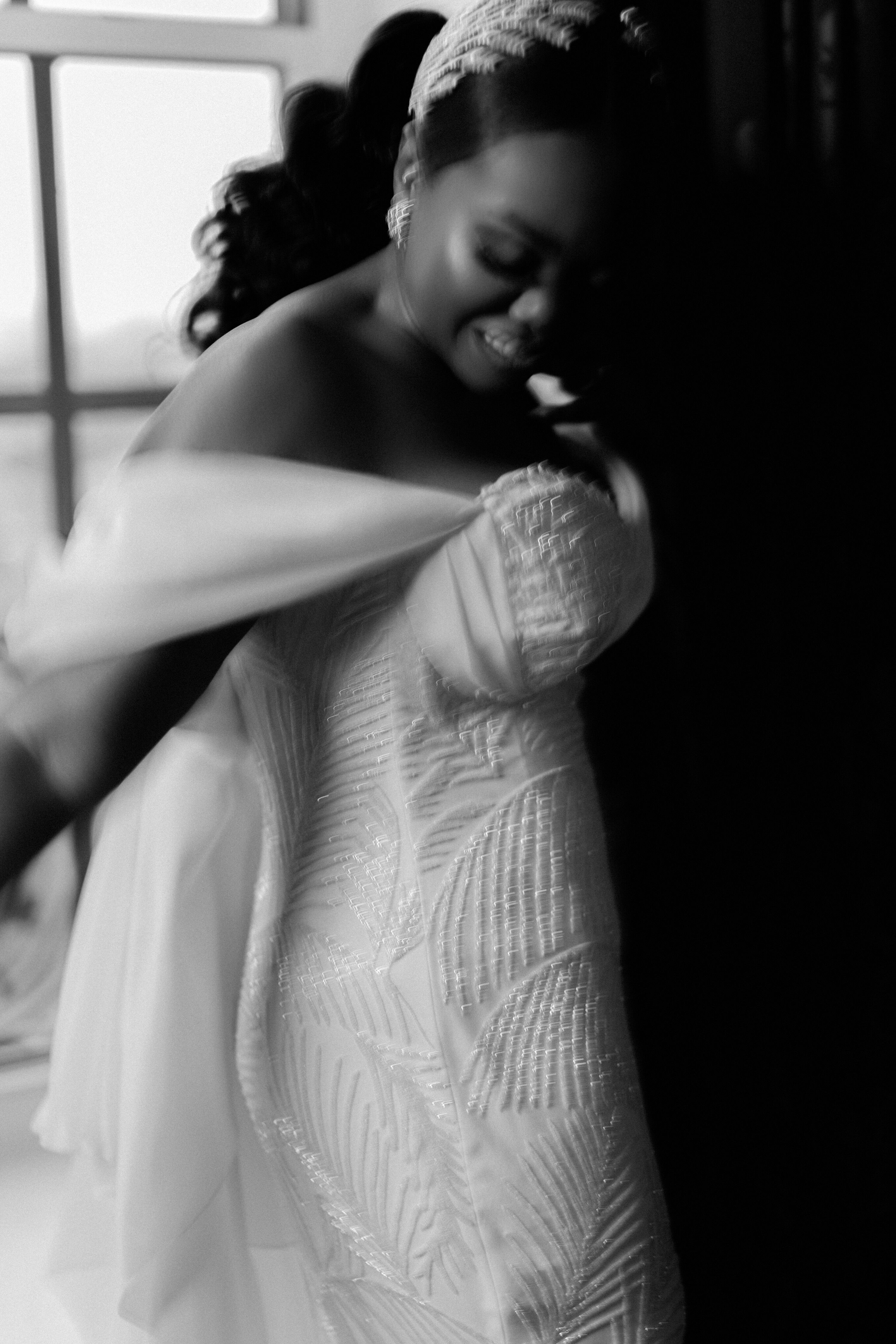Edgy Picture Of Bride Getting Ready 0888