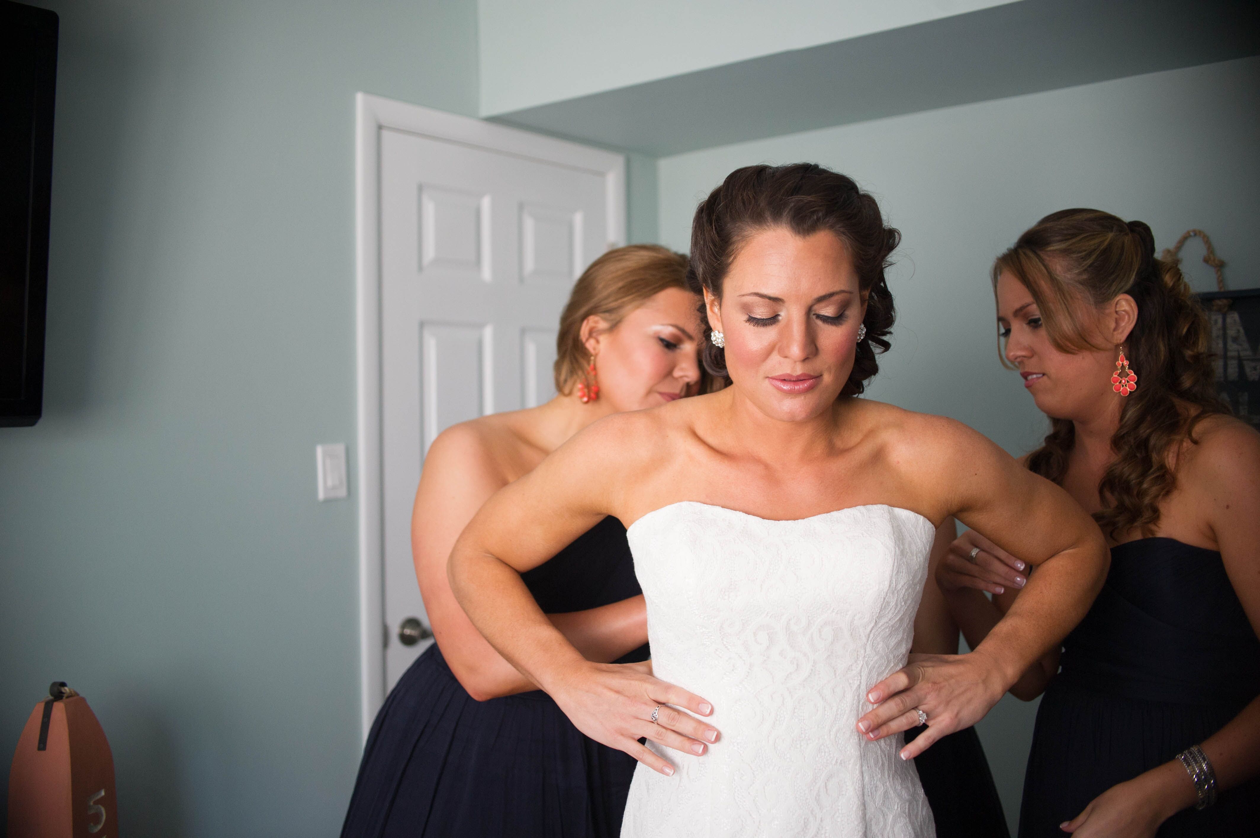 Bridesmaids Fasten Strapless Lace Wedding Dress
