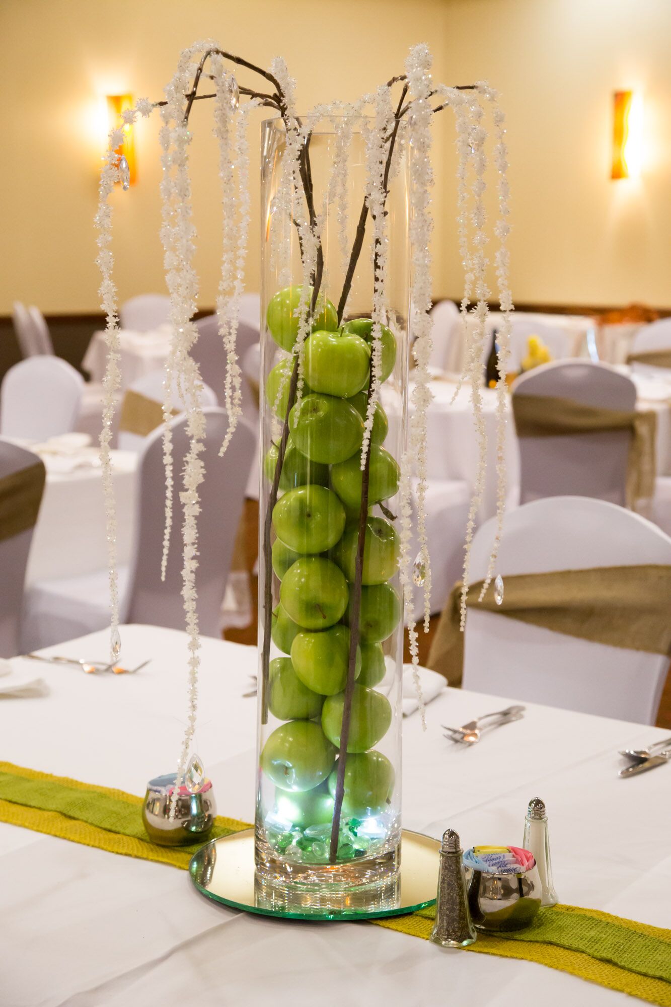 Tall Green Apple Centerpieces with Drooping Branches and Burlap Table ...