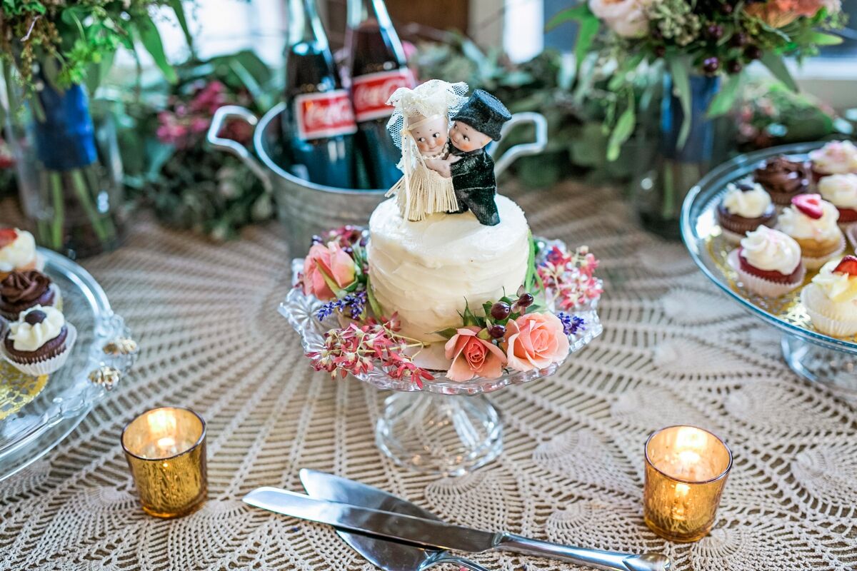 One-Tier Cutting Cake With Vintage Cake Topper