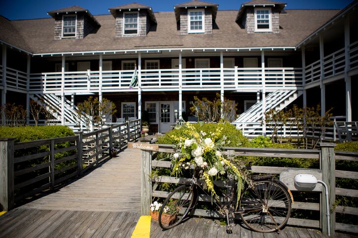 A Coastal Sea Glass-Inspired Wedding at First Colony Inn in Nags Head ...